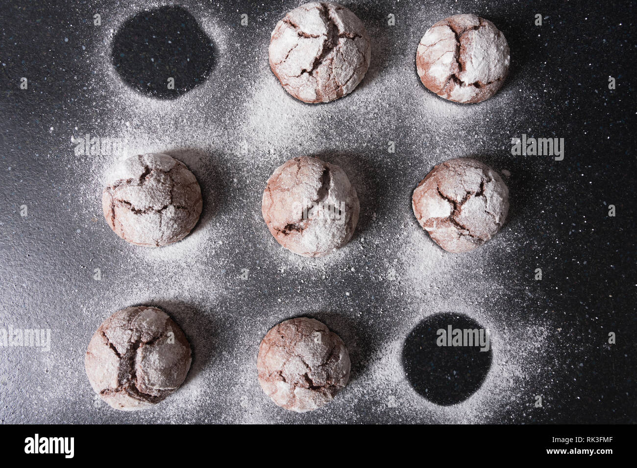 Cracked chocolate cookies hi-res stock photography and images - Alamy