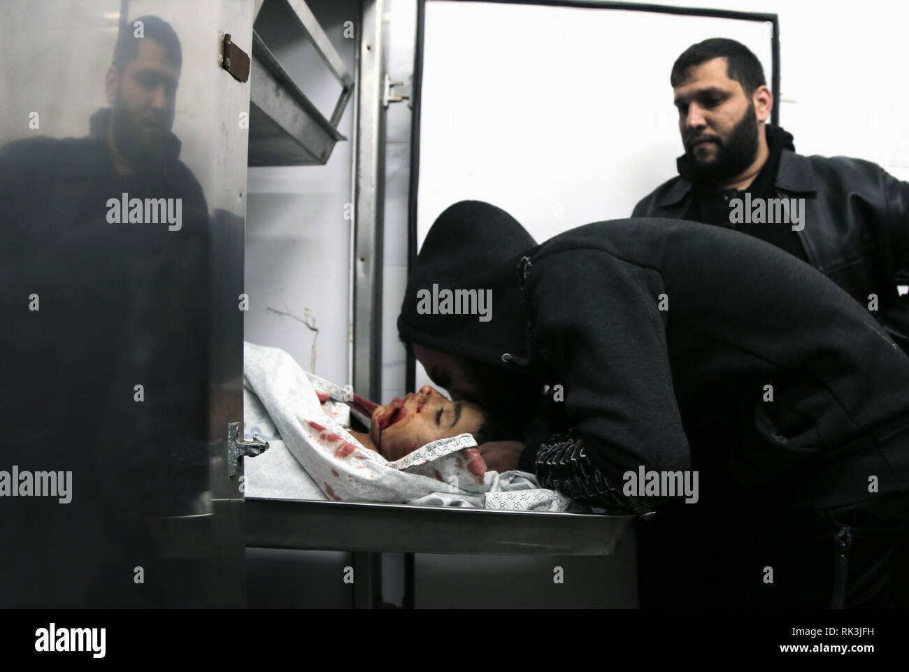 (EDITOR'S NOTE: IMAGE DEPICTS DEATH) Relatives to the deceased seen ...