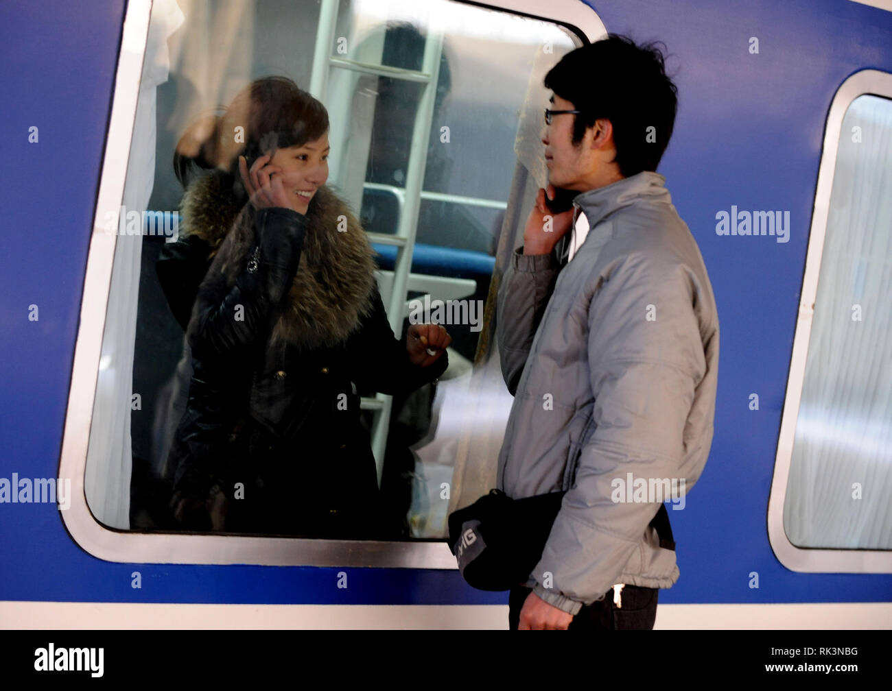 Couple saying goodbye station hi-res stock photography and images - Alamy