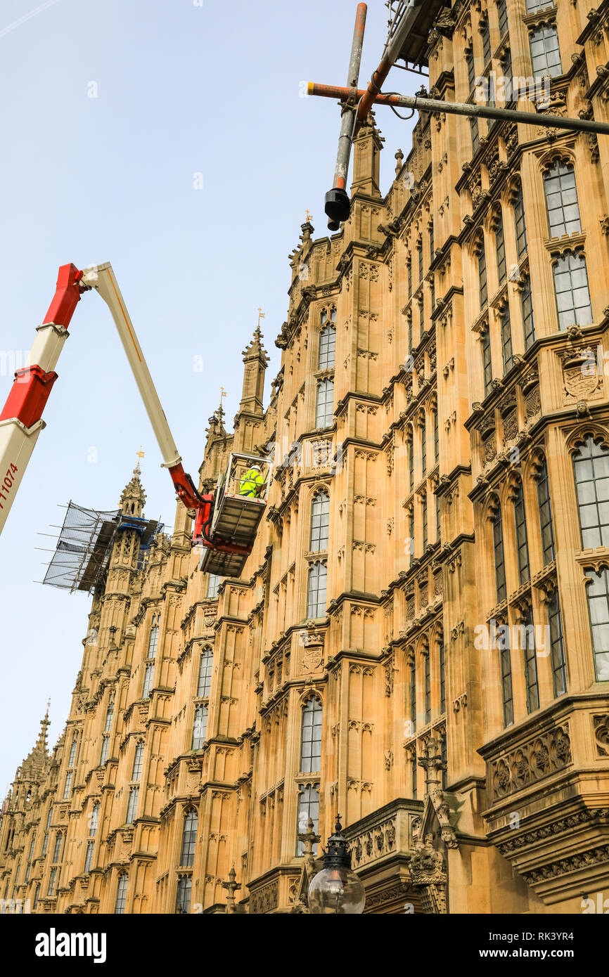 Westminster, London, UK, 09th Feb 2019. A team of engineers on a crane ...