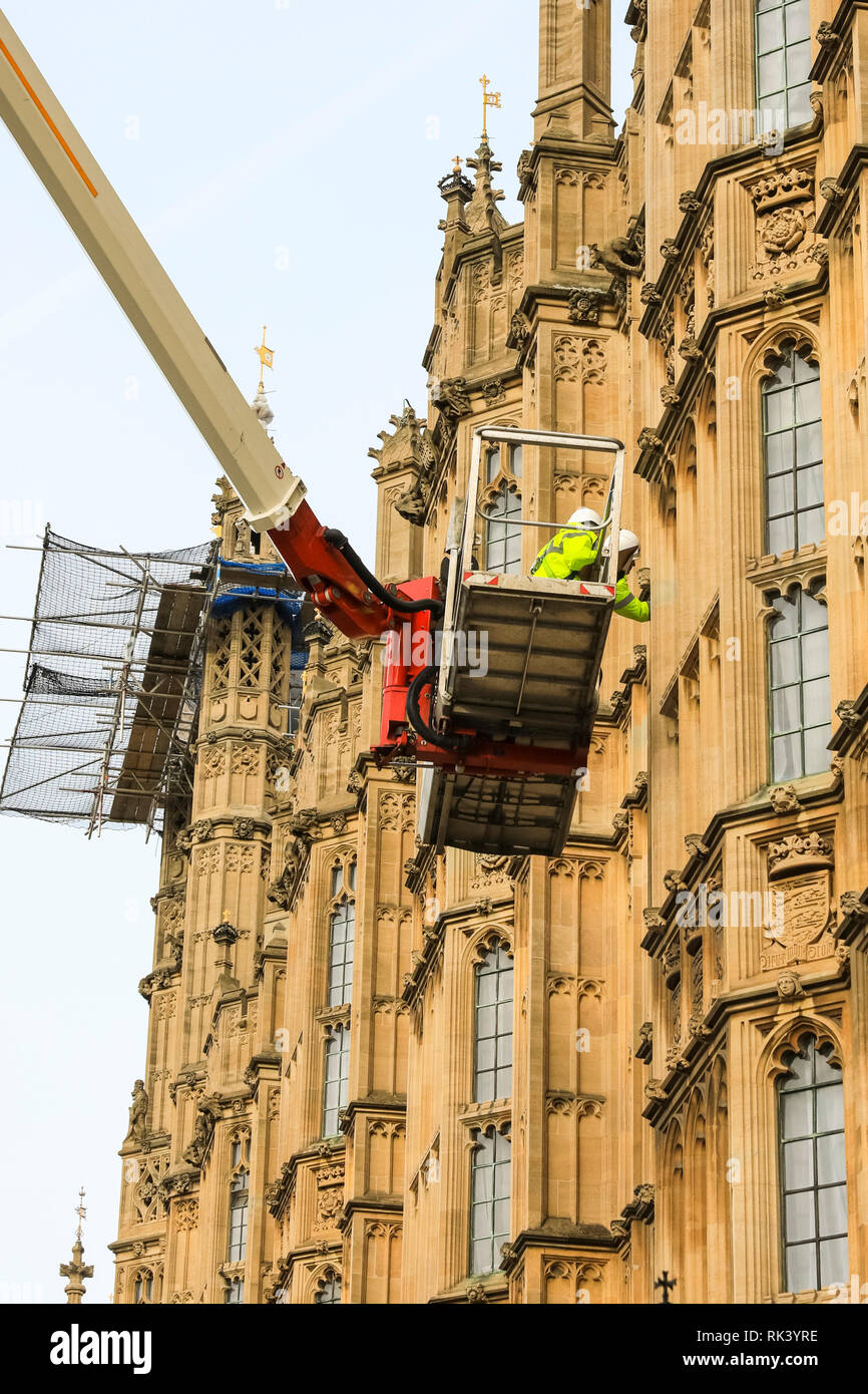 Westminster, London, UK, 09th Feb 2019. A team of engineers on a crane ...