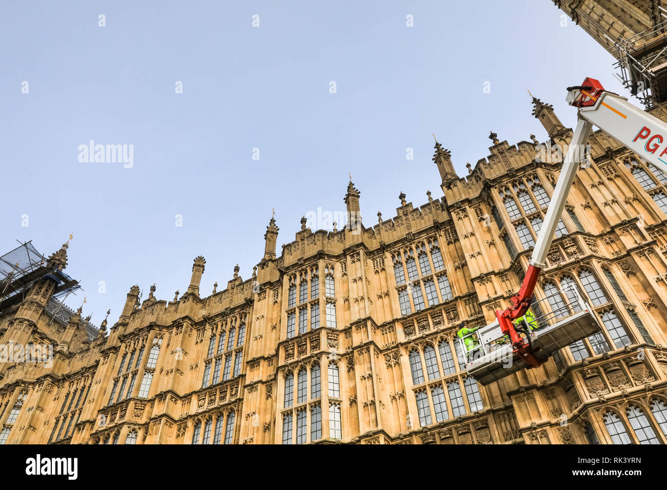 Westminster, London, UK, 09th Feb 2019. A team of engineers on a crane ...