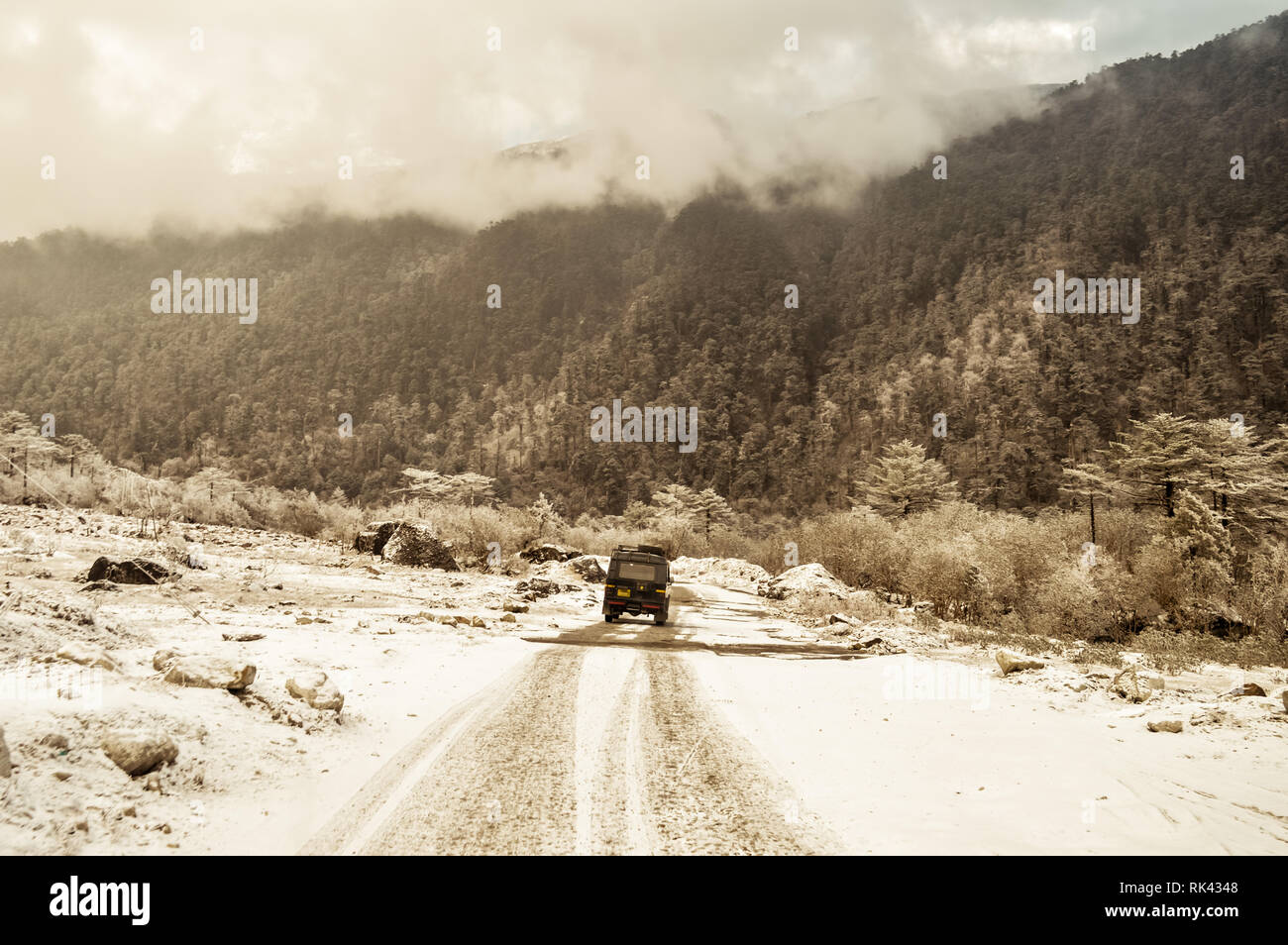 Pahalgam srinagar road hi-res stock photography and images - Alamy