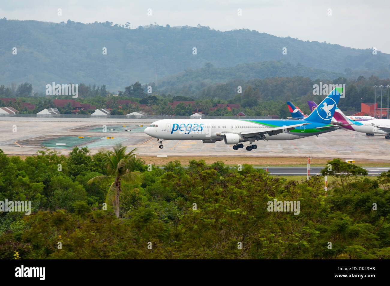 Boeing 767 landing hi-res stock photography and images - Alamy