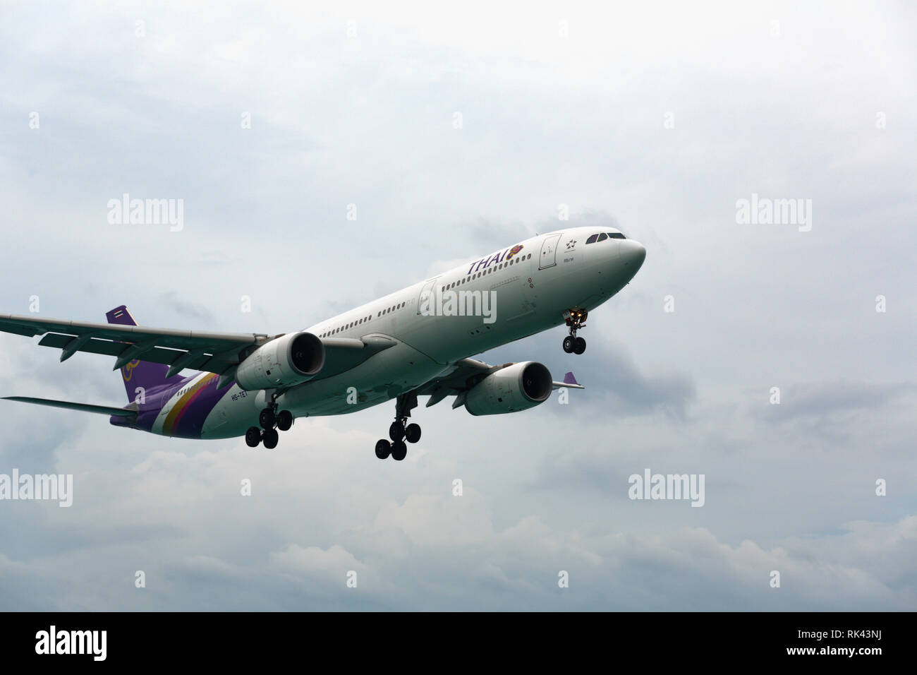 Airplane airbus a330 landing hi-res stock photography and images - Alamy