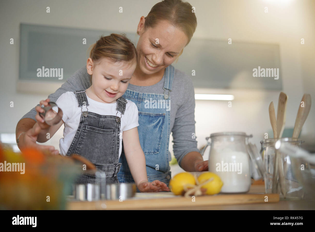 Mother and daughter baking at home Stock Photo - Alamy