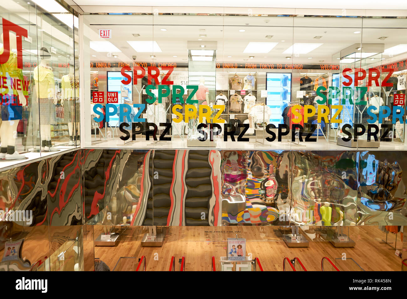 Uniqlo store chicago hi-res stock photography and images - Alamy