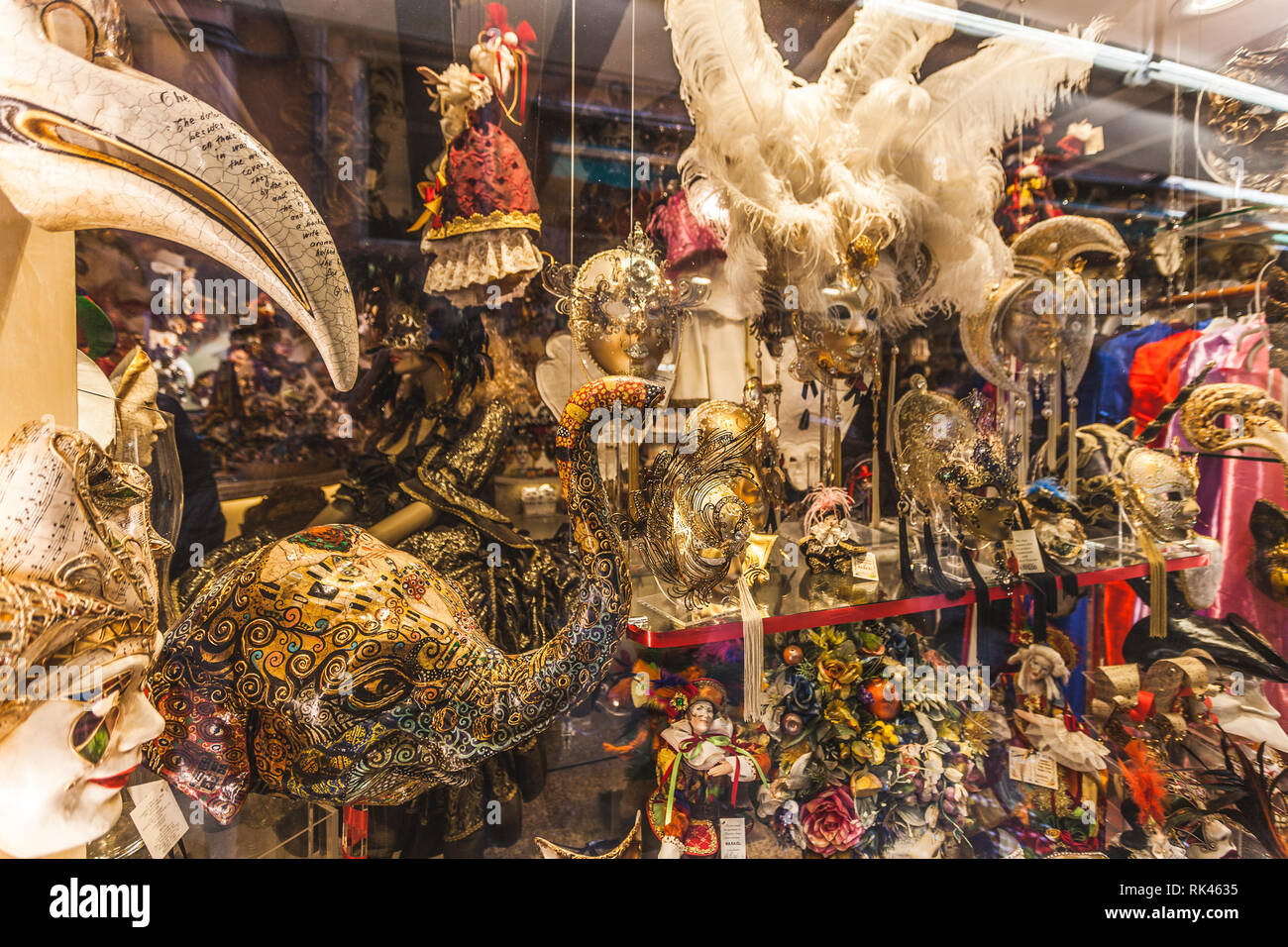Venetian mask shop hi-res stock photography and images - Alamy
