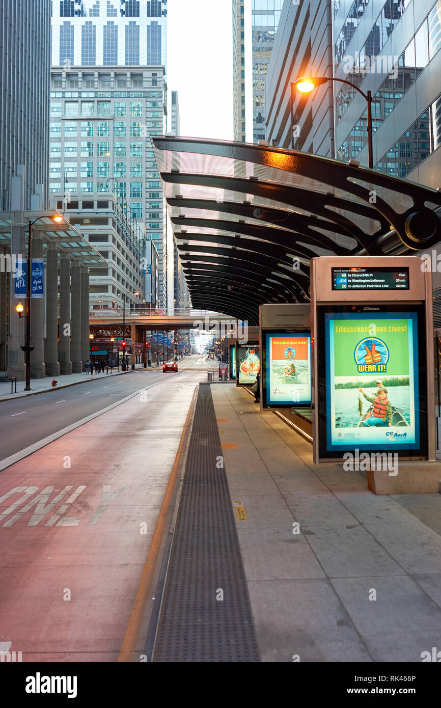Chicago cta bus stop hi-res stock photography and images - Alamy