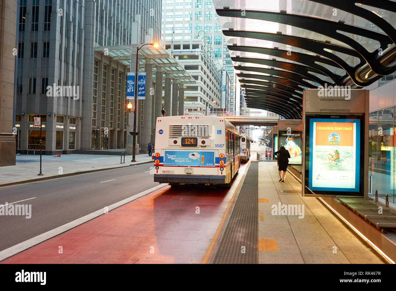 Chicago cta bus stop hi-res stock photography and images - Alamy