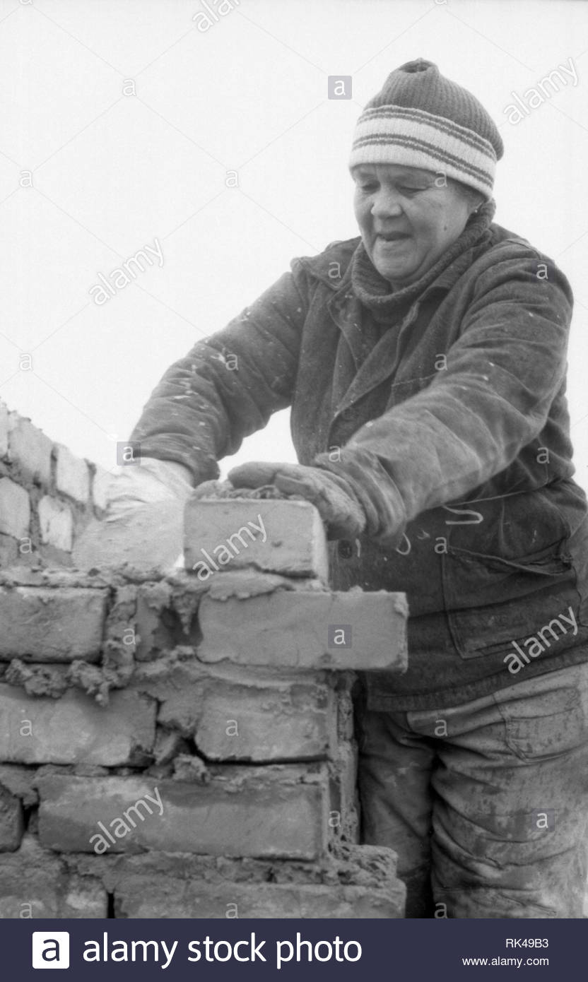 Woman Laying Bricks Stock Photos & Woman Laying Bricks Stock Images - Alamy