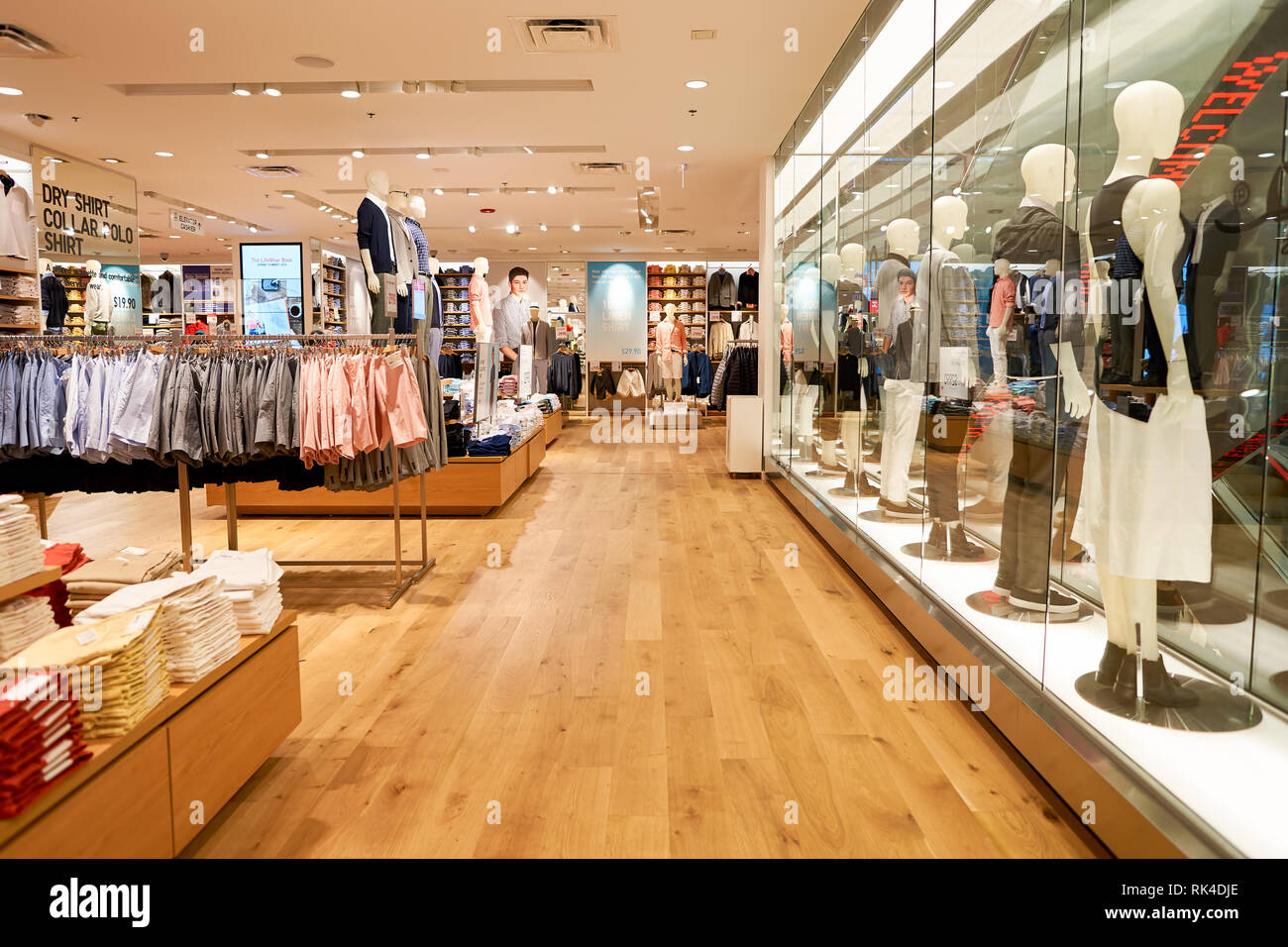 Uniqlo store chicago hi-res stock photography and images - Alamy