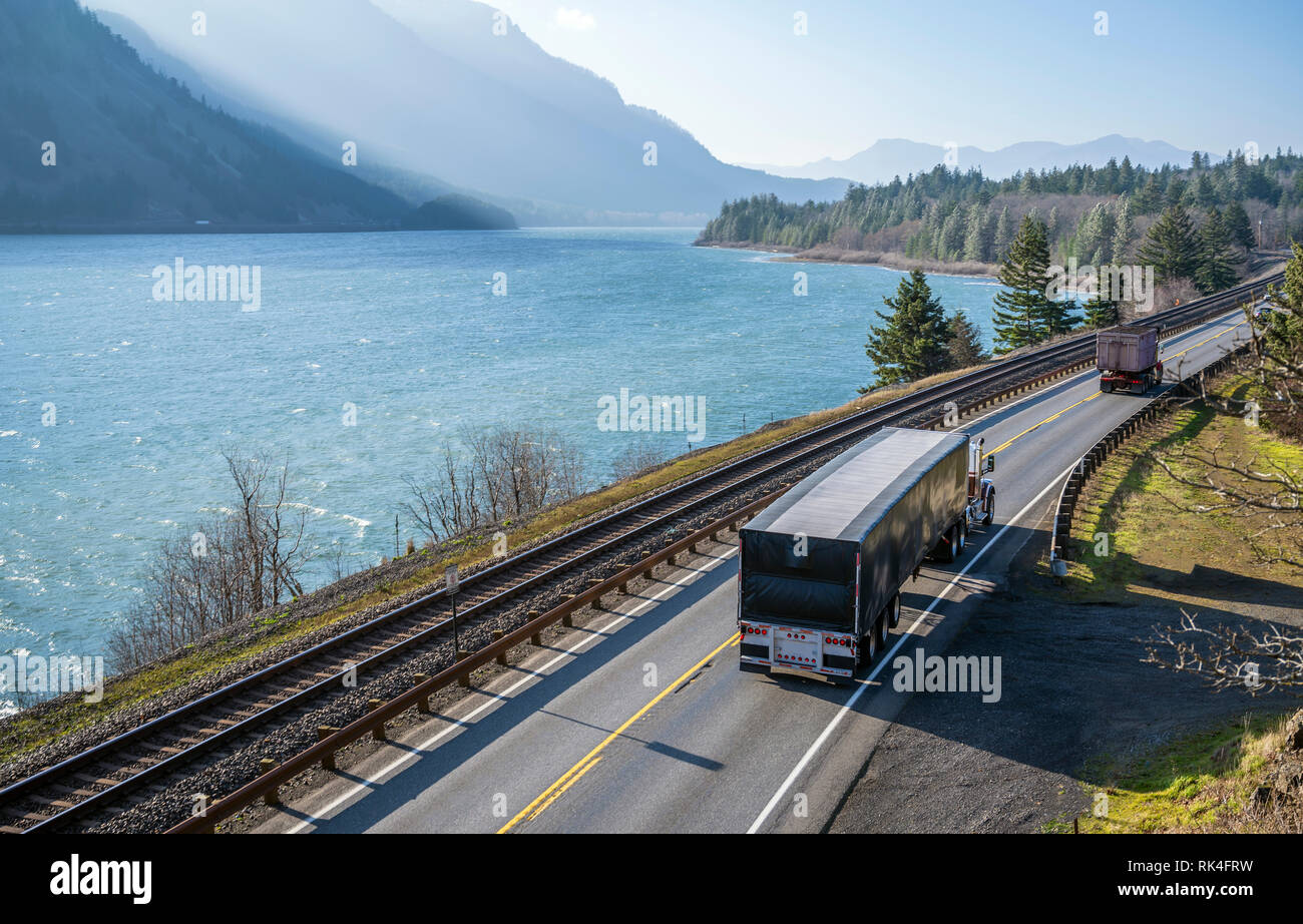 Big rig long haul bonnet American semi truck transporting commercial ...