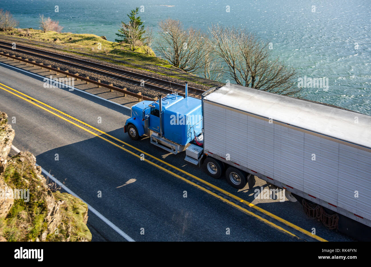 Big rig long haul bonnet American semi truck transporting commercial ...