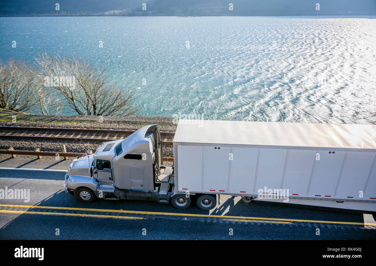 Big rig long haul bonnet American semi truck transporting commercial ...