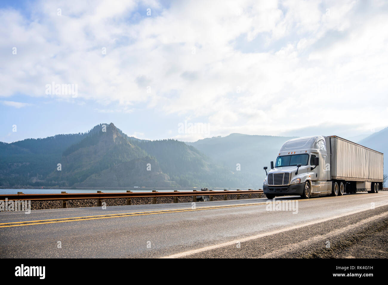 Big rig long haul bonnet American semi truck transporting commercial ...