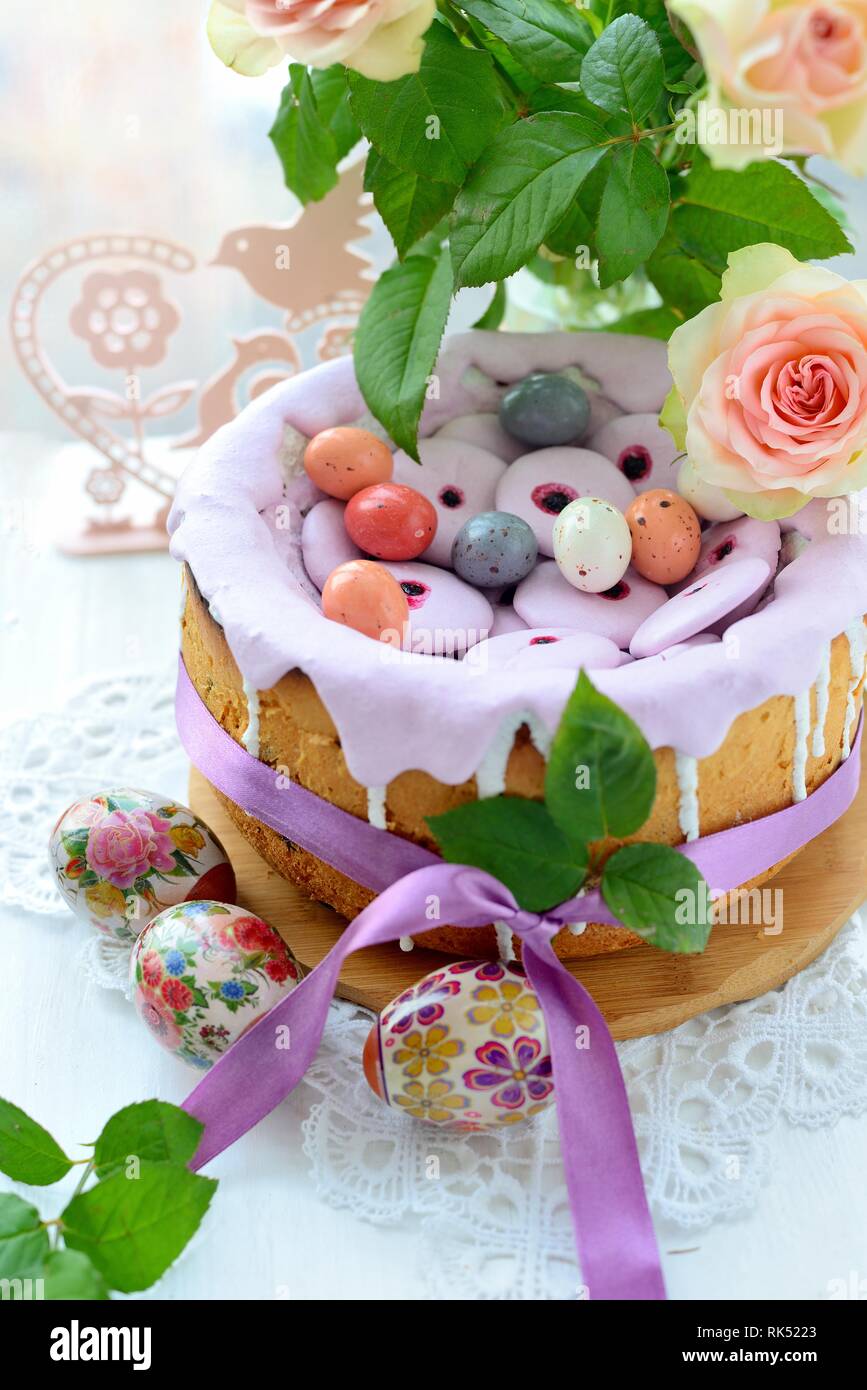 Easter cake with glace icing and easter eggs Stock Photo - Alamy