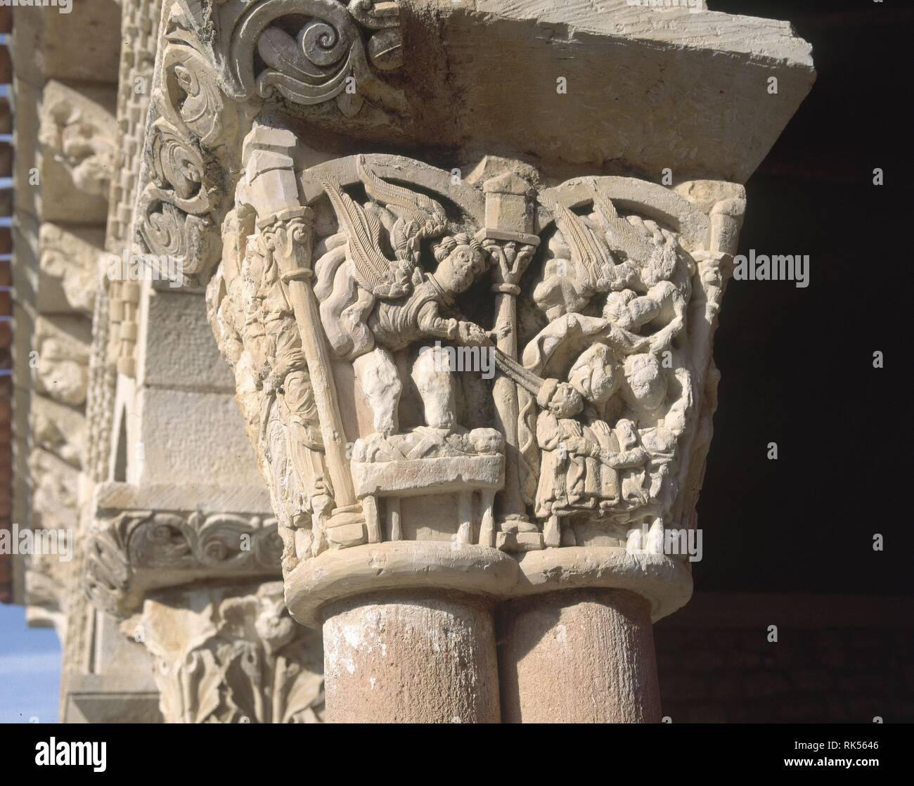 ANGEL TURIFERARIO- CAPITEL LABRADO EN LA GALERIA PORTICADA- ROMANICO- S ...