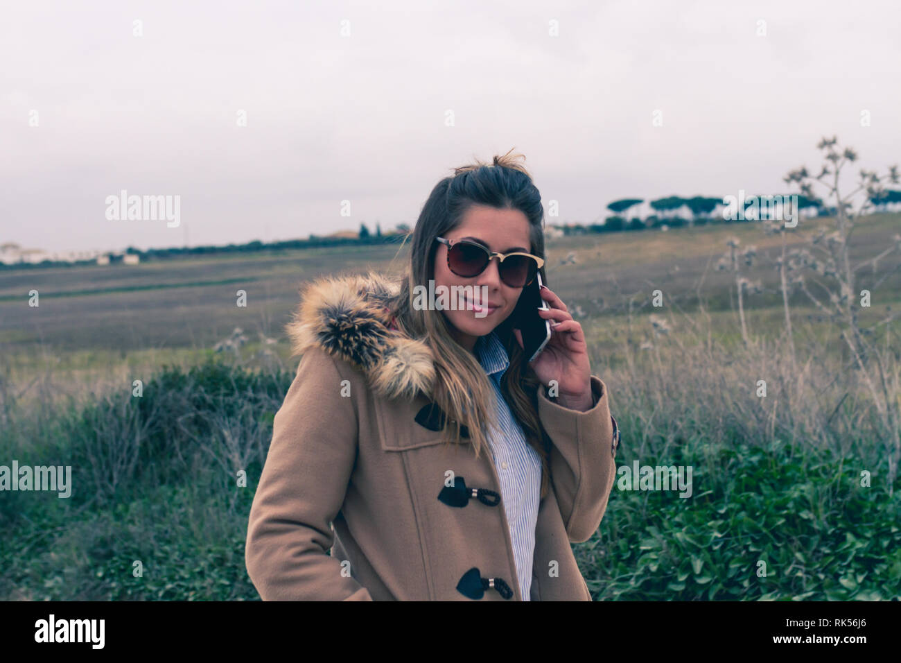 Walking reading smartphone street hi-res stock photography and images ...