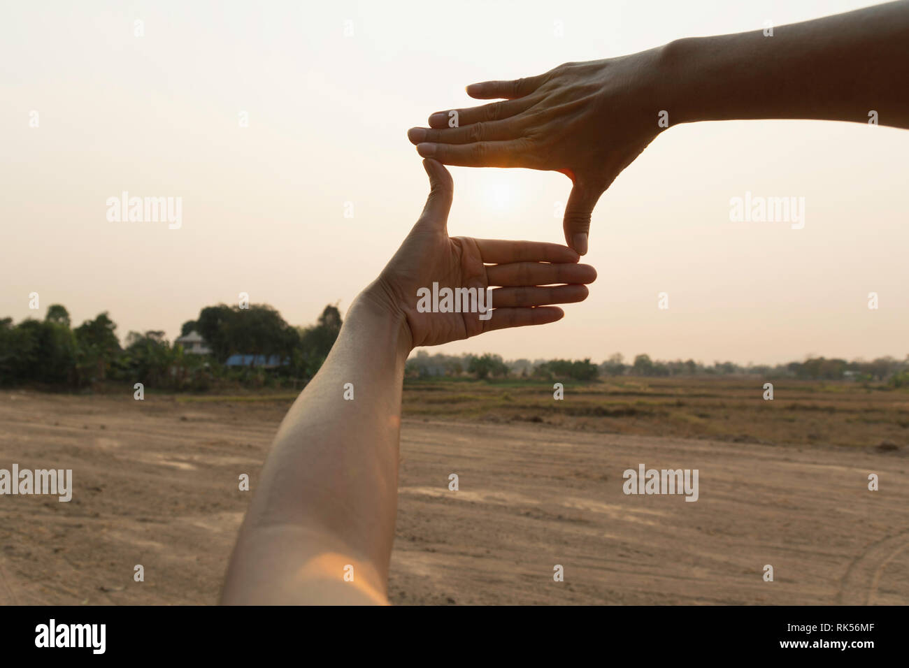 Framing fingers nature hi-res stock photography and images - Alamy