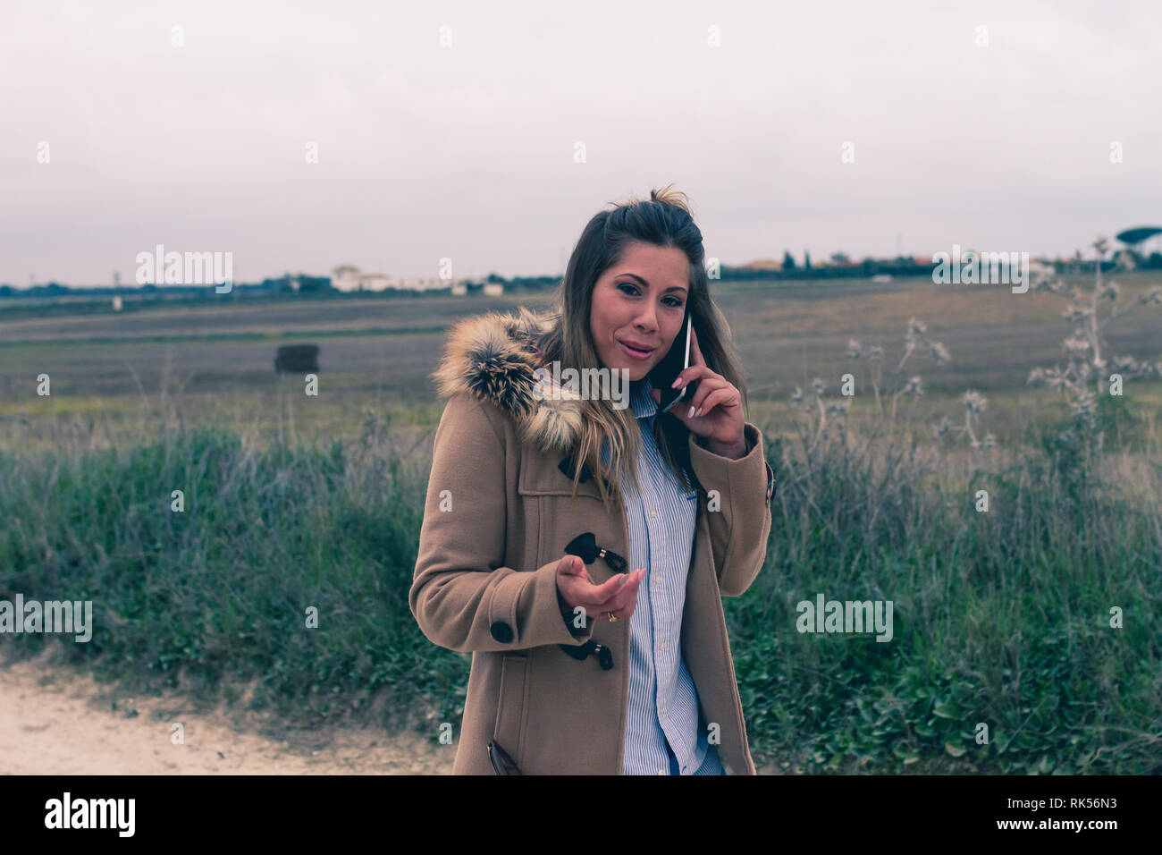 Walking reading smartphone street hi-res stock photography and images ...