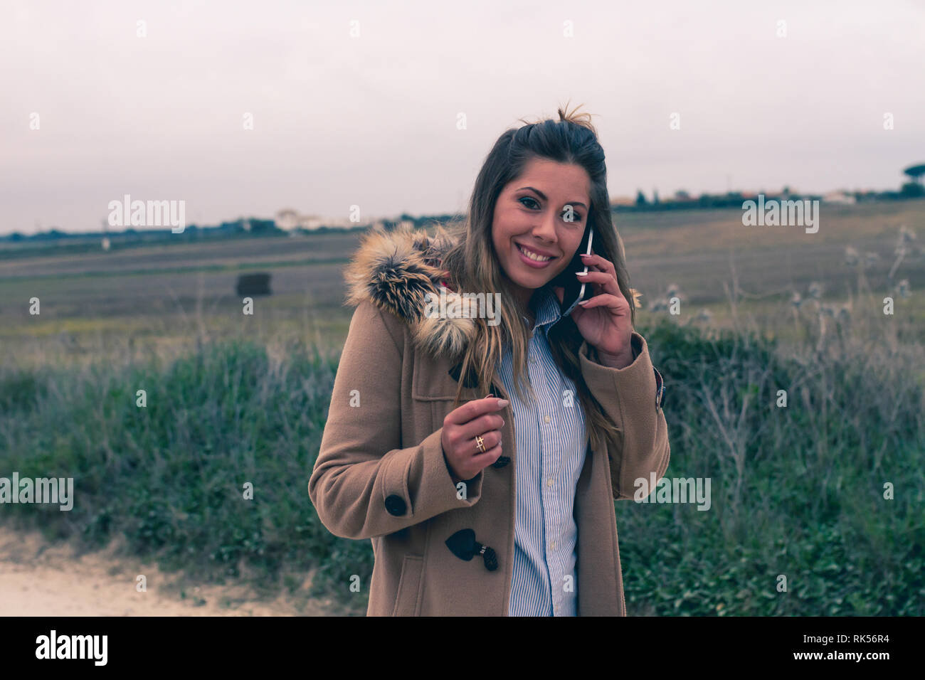 Walking reading smartphone street hi-res stock photography and images ...