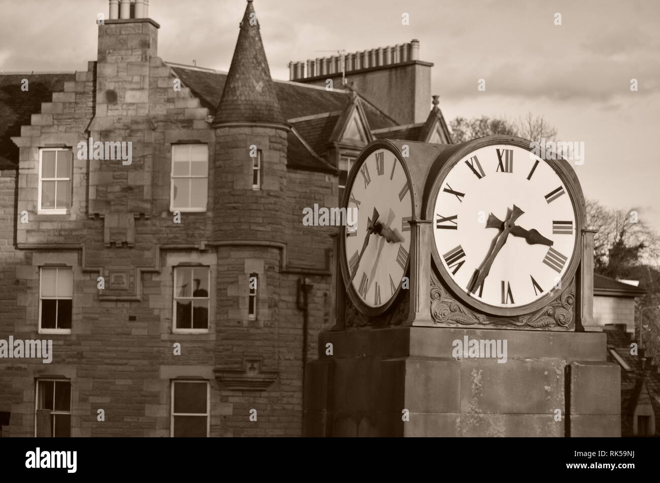 Edinburgh clock hi-res stock photography and images - Alamy