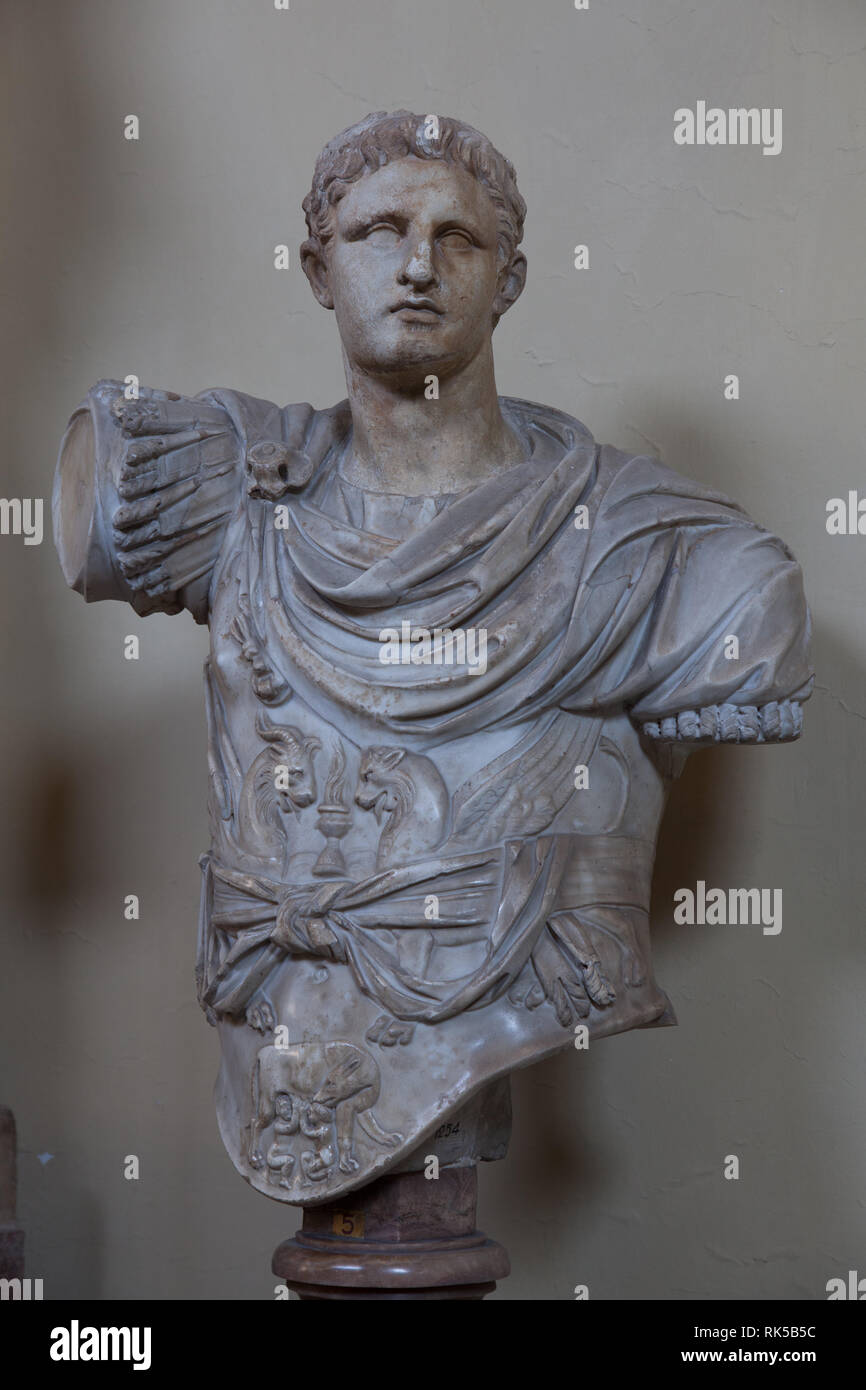 Ancient statues in the Vatican museum Stock Photo - Alamy