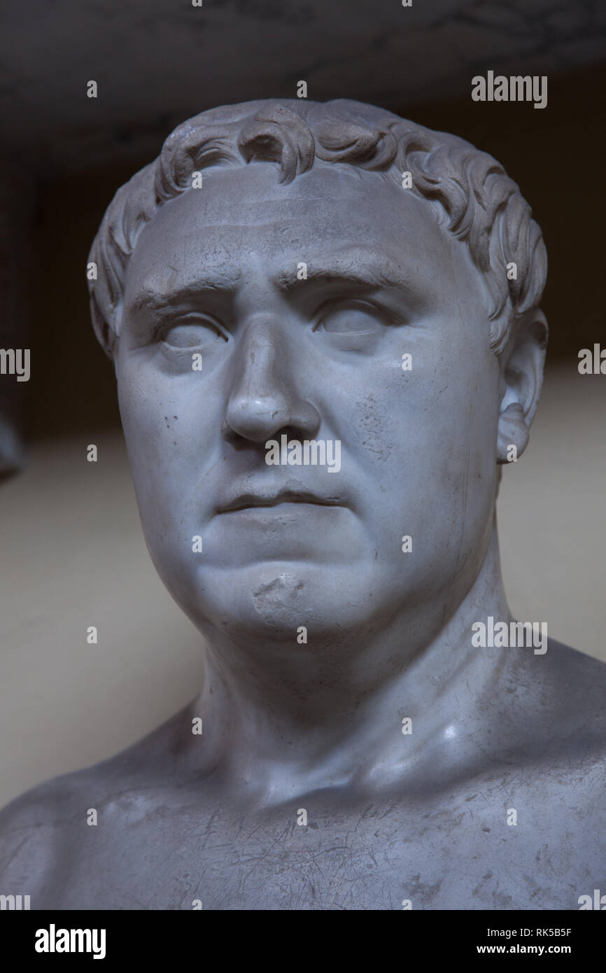 Ancient statues in the Vatican museum Stock Photo - Alamy