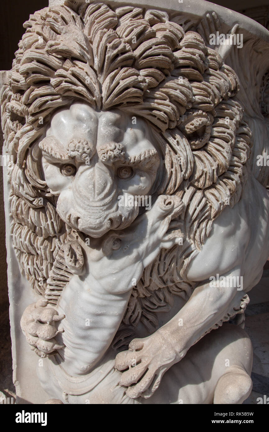 Sculpture of lion in the Vatican museum in Rome Stock Photo - Alamy