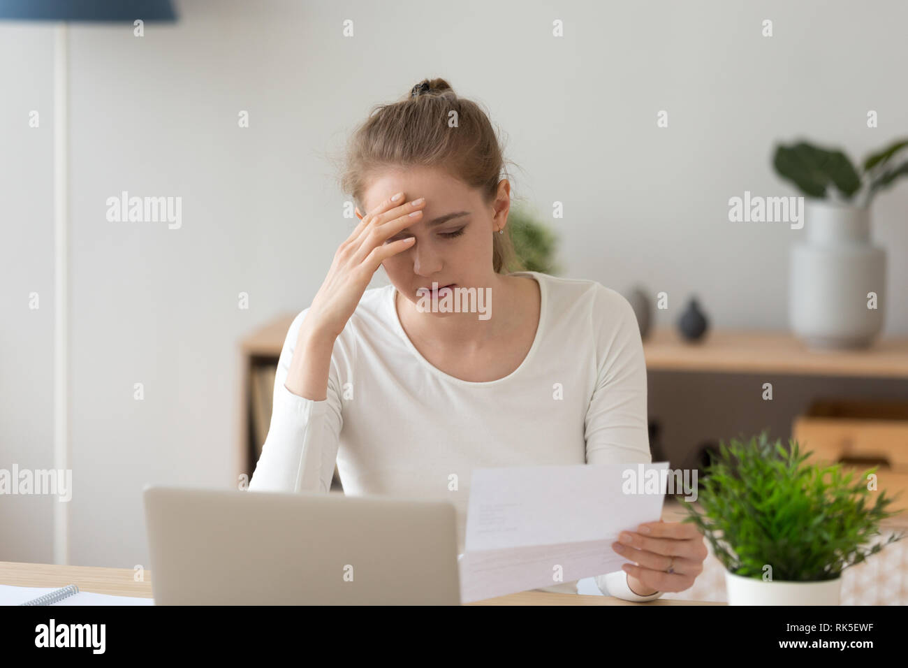 Woman and reading test message hi-res stock photography and images - Alamy