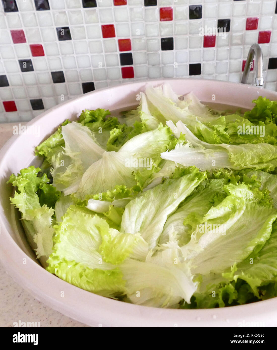 Water on lettuce in kitchen sink hi-res stock photography and images ...