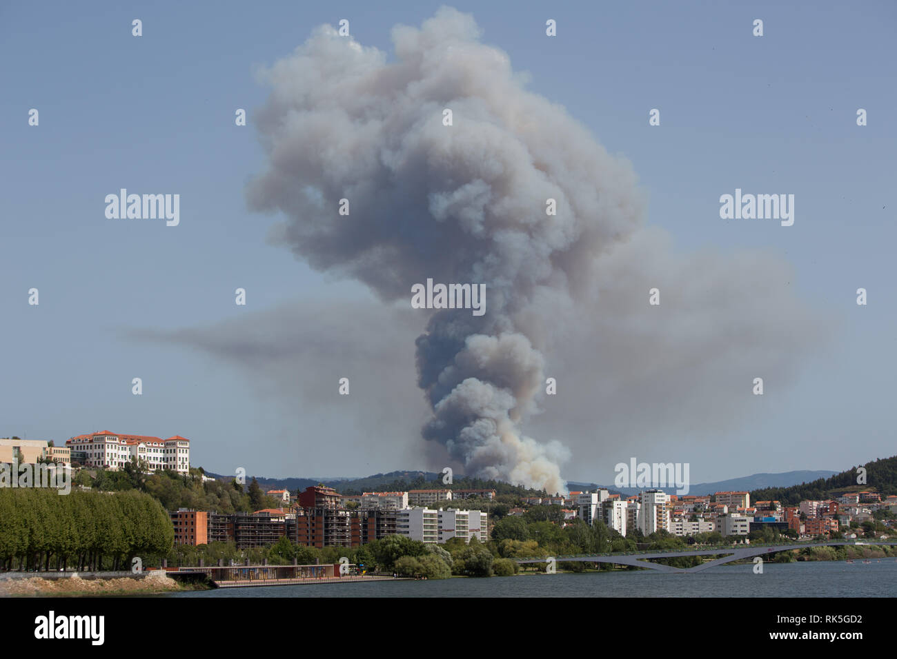 Big smoke cloud forest fire hi-res stock photography and images - Alamy