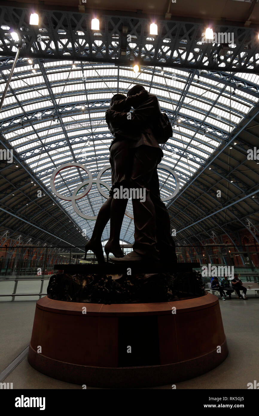 Paul Day's Meeting Place statue, known as the Lovers, St. Pancras ...