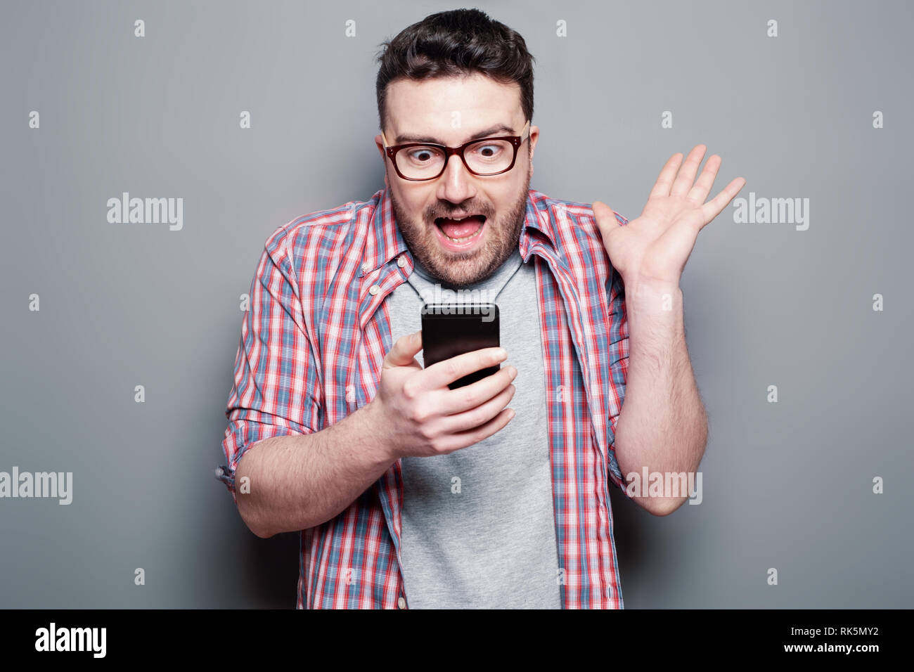 Shocked people reading hi-res stock photography and images - Alamy