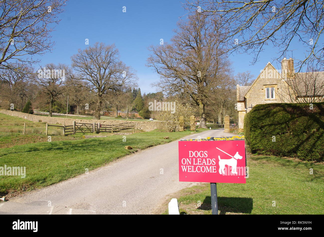 Dogs on leads welcome sign. The Donnington Way. Gloucestershire ...