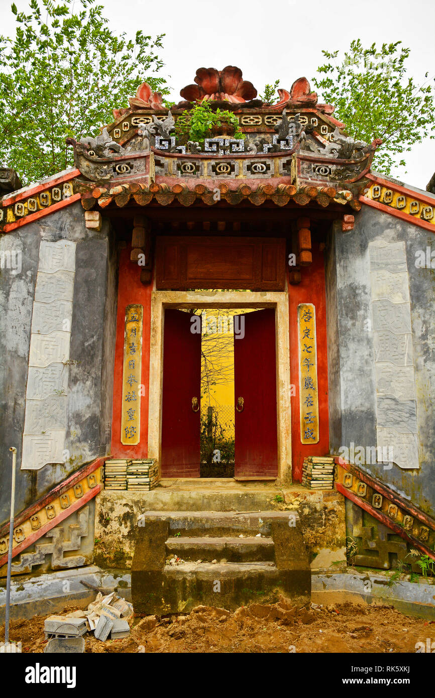 Vietnam door ornate hi-res stock photography and images - Alamy