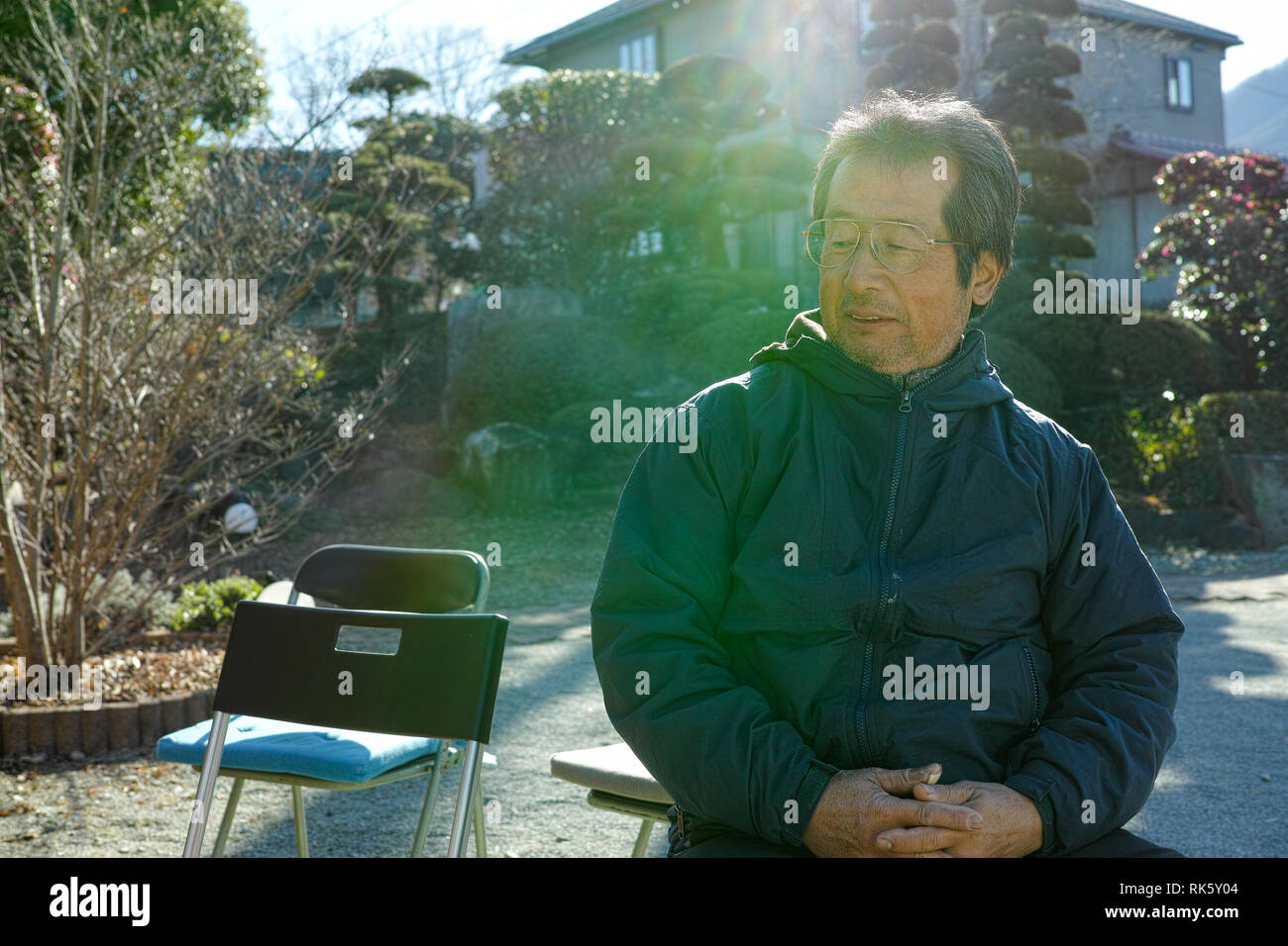 Man sat thinking hi-res stock photography and images - Alamy