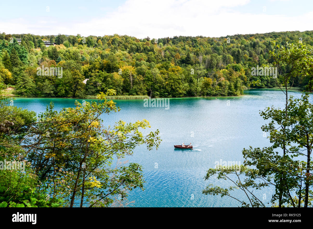 Couple rowing in a boat in the Plitvice Lakes National Park (UNESCO ...
