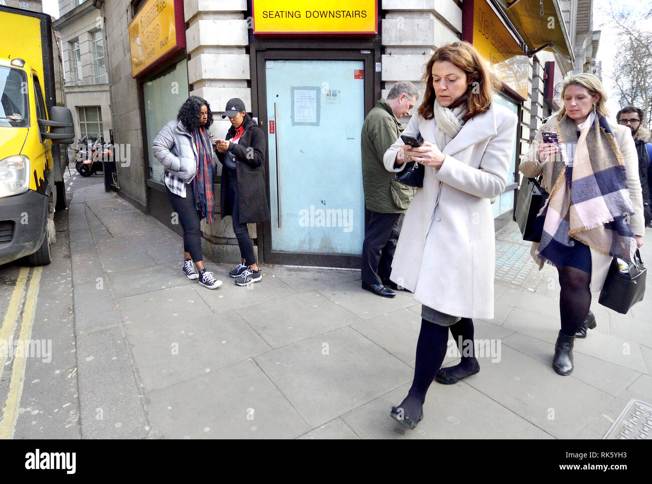 Walking using phones hi-res stock photography and images - Alamy
