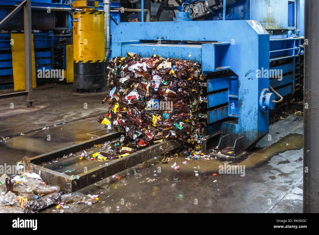 Separate garbage collection. Equipment for pressing debris sorting ...