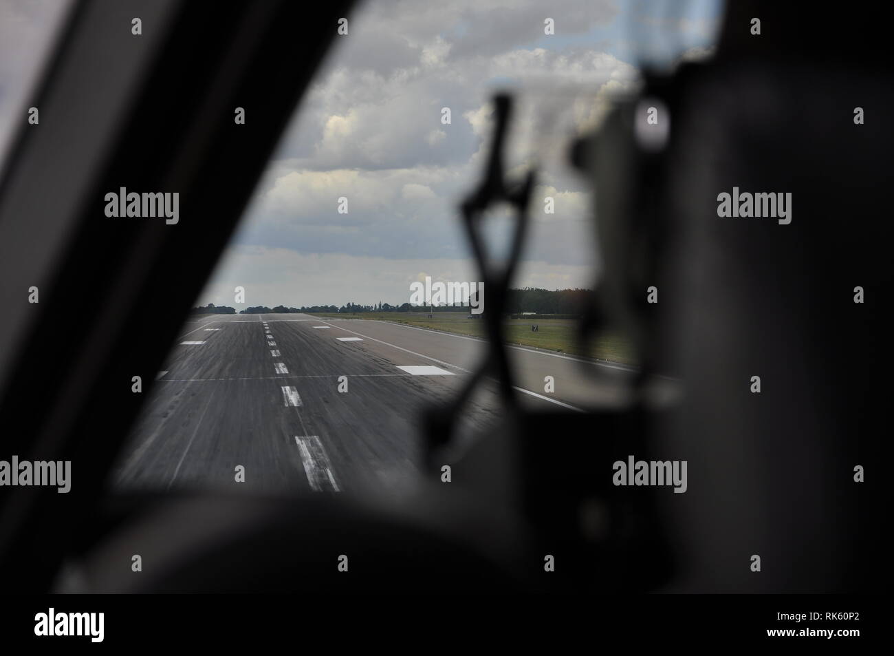RAF Boeing C 17 Taking Off - Pilots View Stock Photo - Alamy
