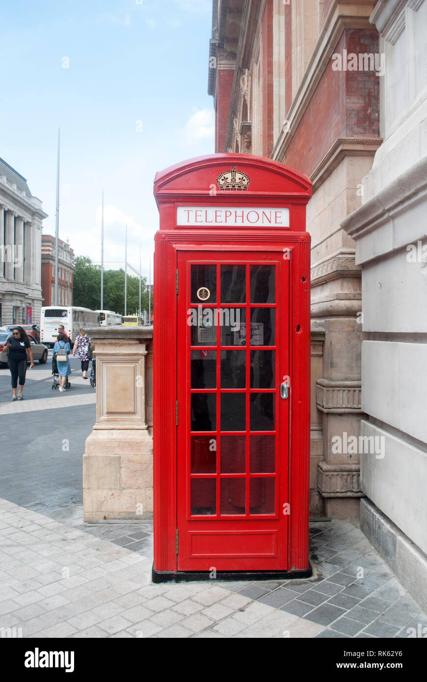 Red phone box outside the Victoria and Albert museum Stock Photo - Alamy
