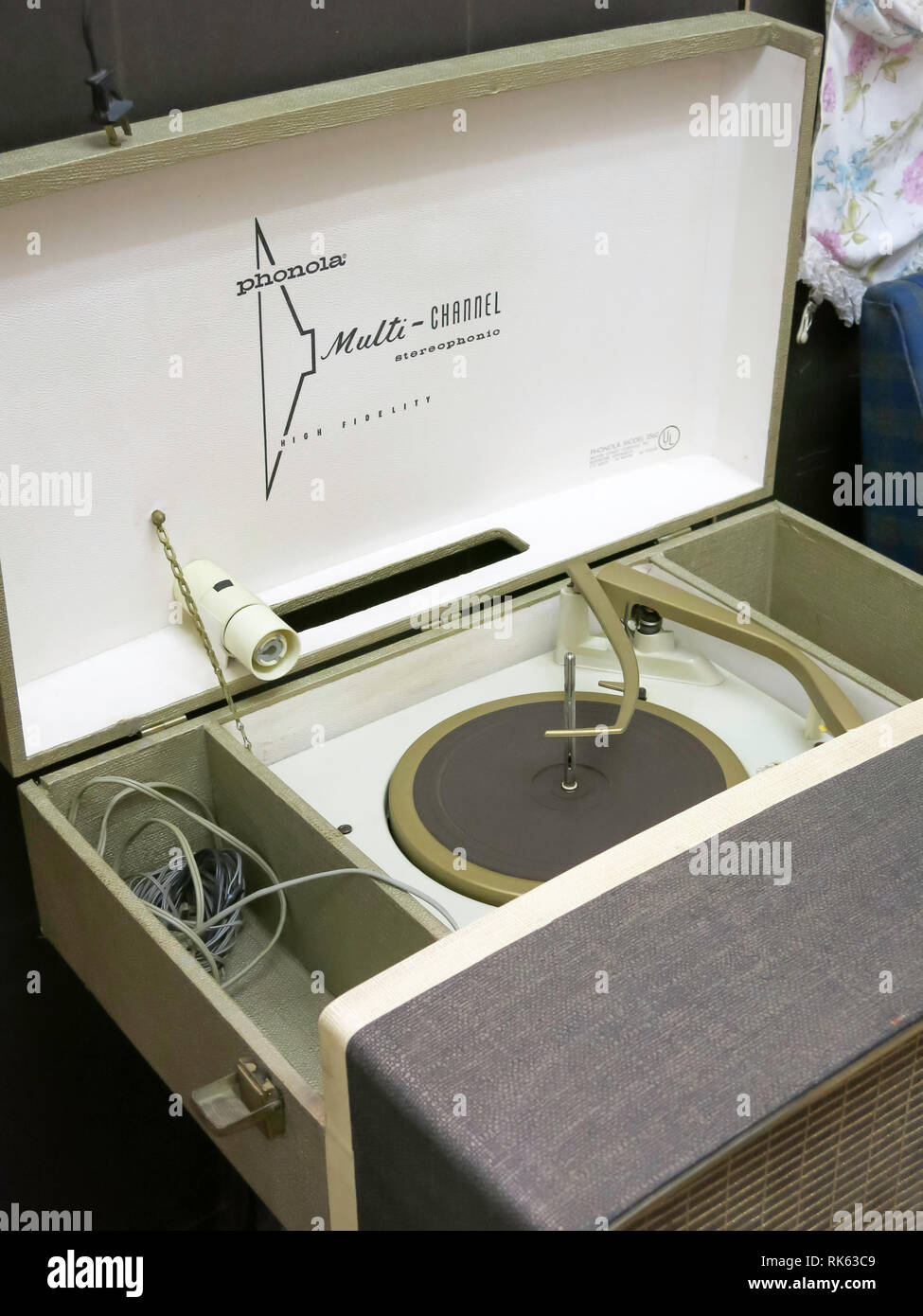 Vintage Turntable at St. Joe Antiques Mall in Rapid City, South Dakota ...