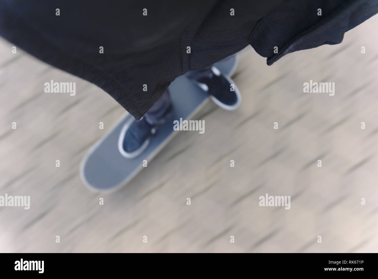 Black skateboarder skating hi-res stock photography and images - Alamy