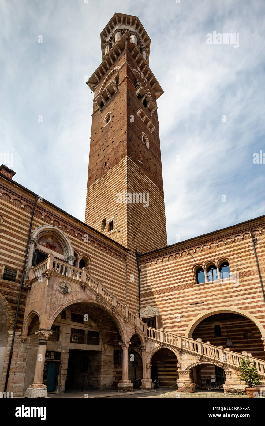 Torre dei Lamberti Tower (Lamberti Tower), Verona, Italy Stock Photo ...