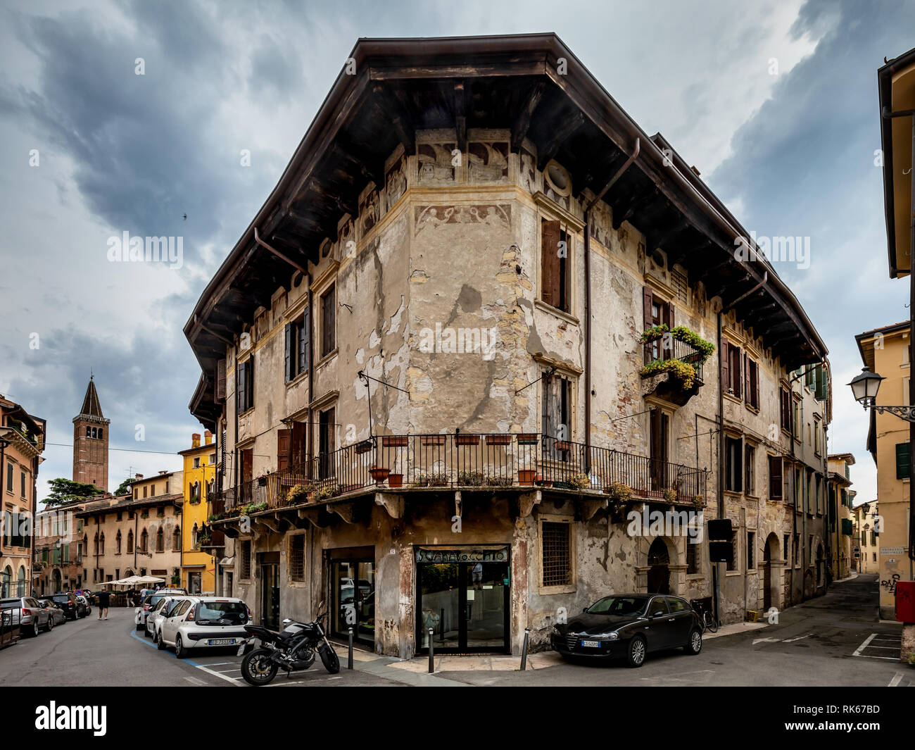 Corner street hi-res stock photography and images - Alamy
