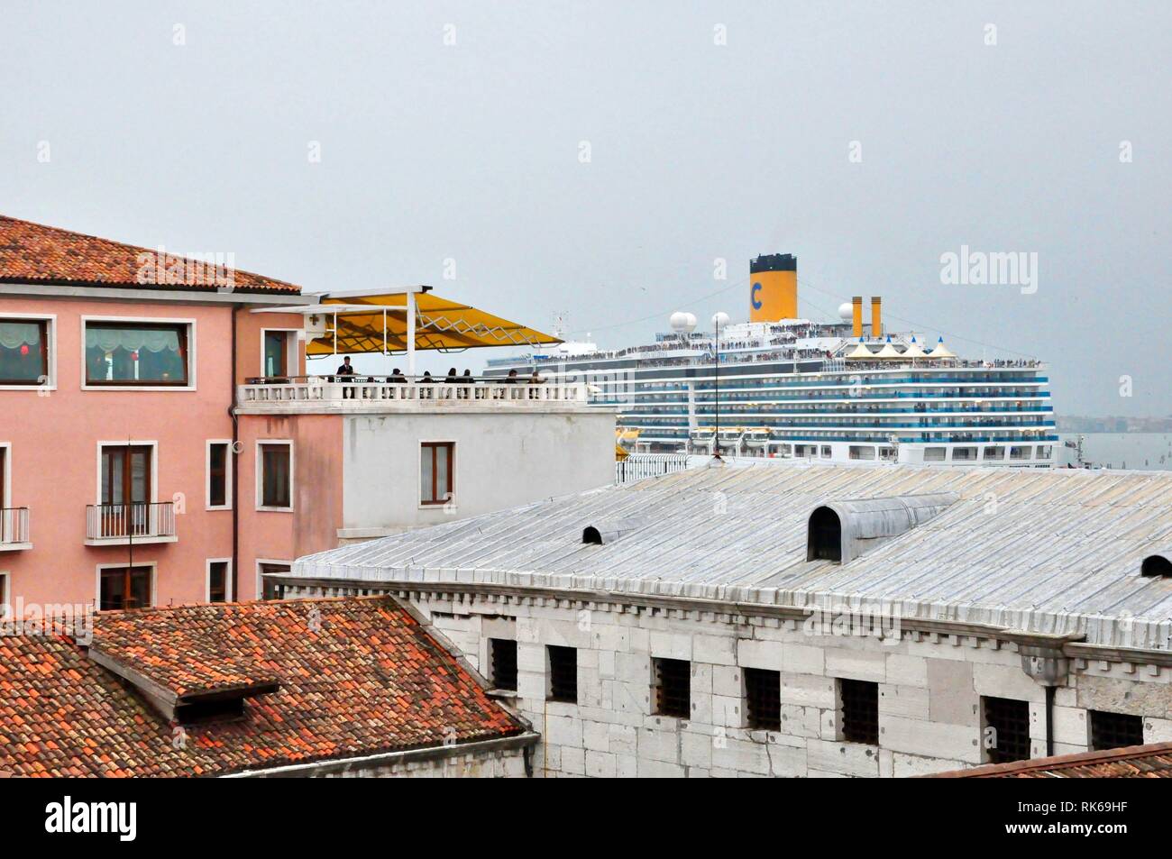 Tourism venice ship hi-res stock photography and images - Alamy