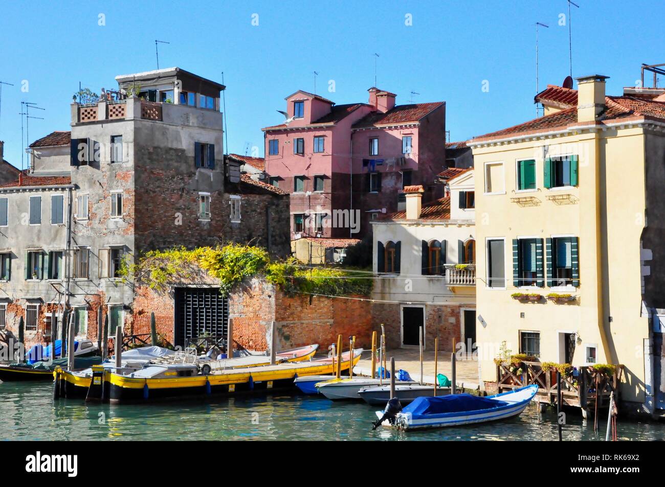 Windows and streets hi-res stock photography and images - Alamy