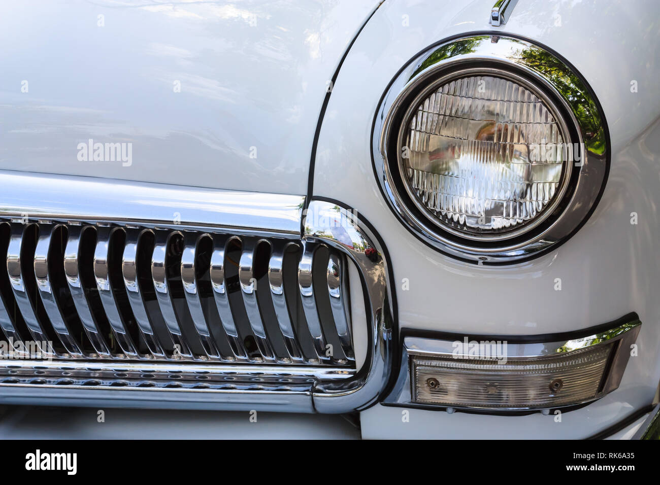 Car facing front hi-res stock photography and images - Alamy